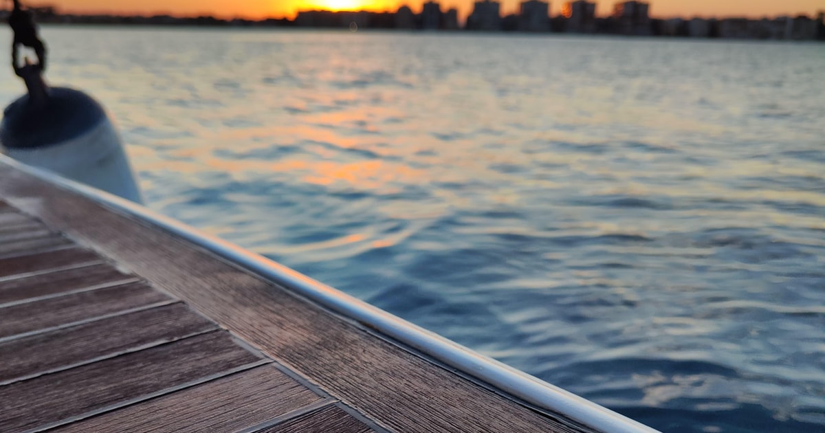 Sejlads med solnedgang og badning i havet | GetYourGuide