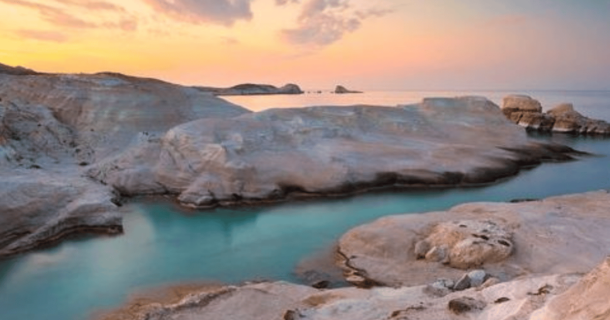 Milos'tan Kleftiko üzerinden Paylaşımlı Gün Batımı Gezisi | GetYourGuide