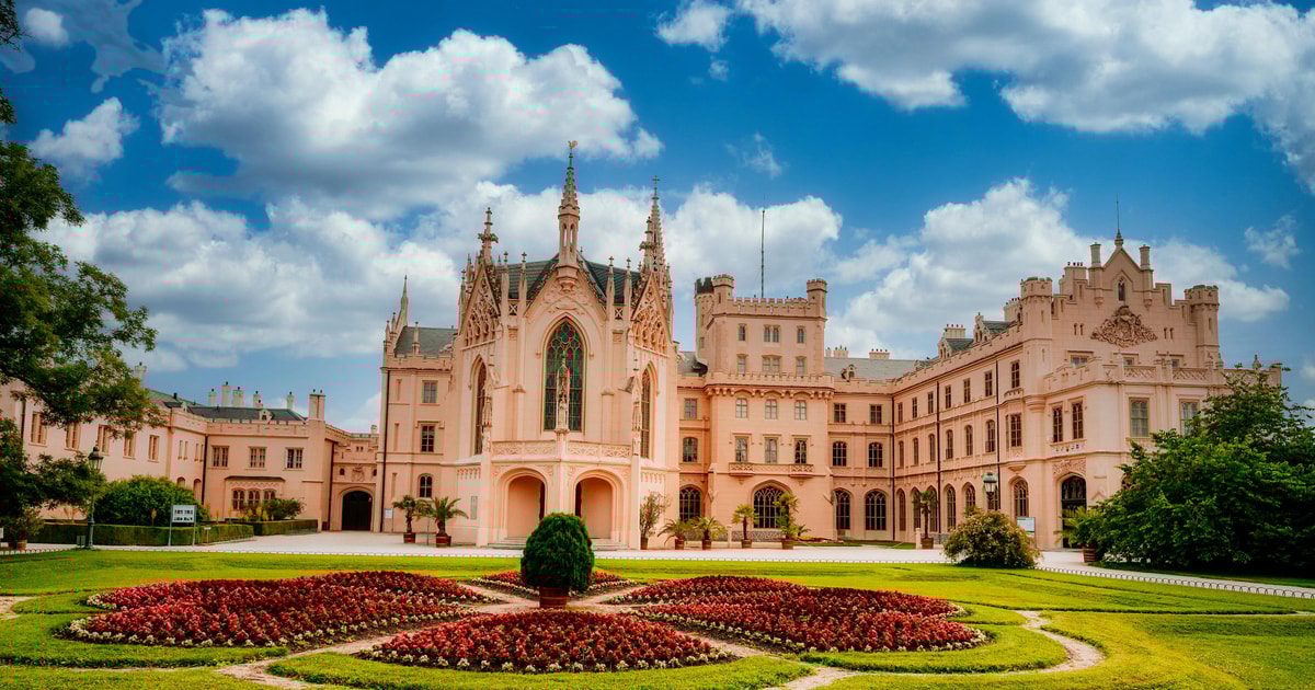 Excursión privada de un día de 4 castillos de Viena a Moravia del Sur | GetYourGuide