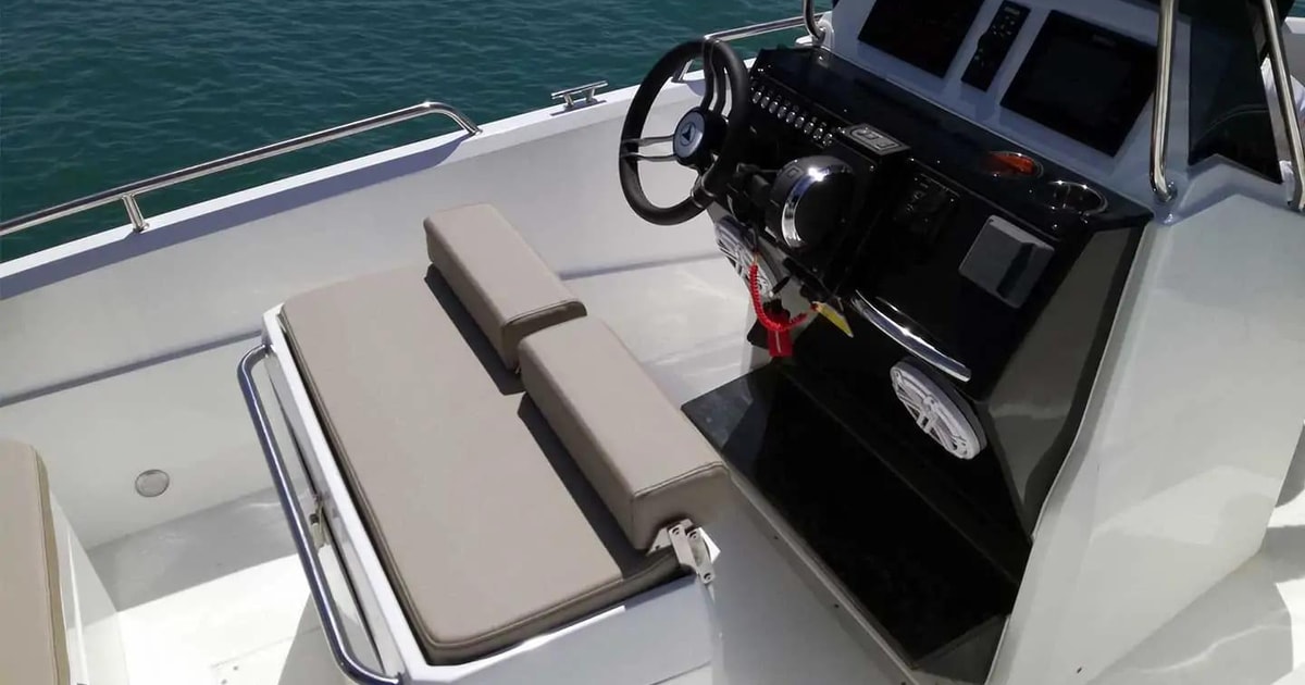 Milos:Hyr en lyxig RIB-båt (licens för motorbåt krävs) | GetYourGuide