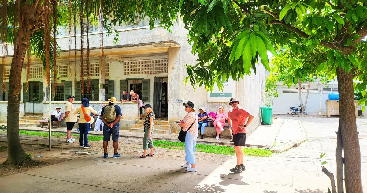 Halve dag: Donker jaar van Phnom Penh en Survivor-ontmoeting | GetYourGuide