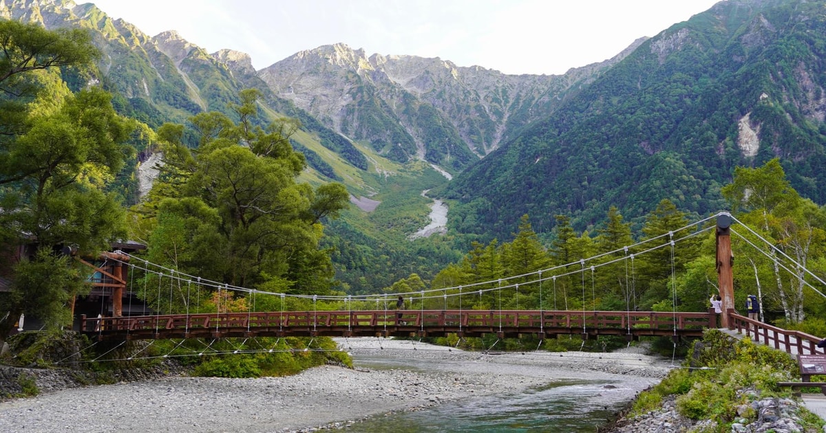 名古屋発：日本アルプスの上高地ガイド付きハイキングをご案内します | GetYourGuide