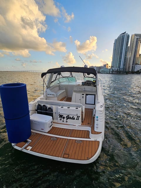 Tour en barco privado en la hermosa bahía de Miami 37 'Rinker ...