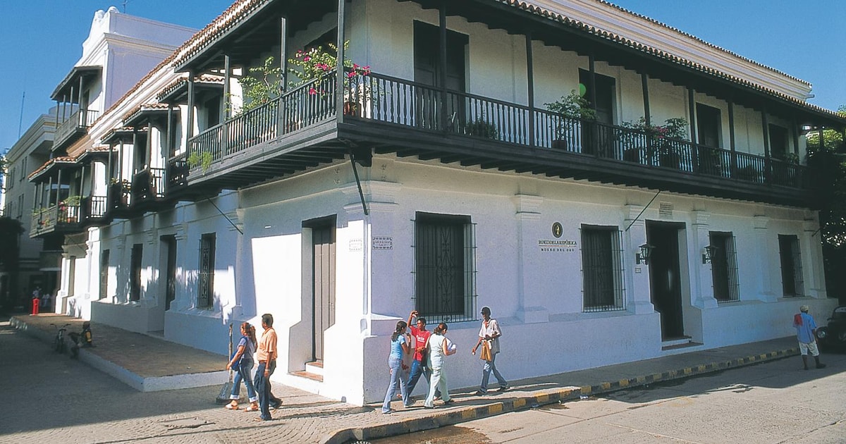 Tour a pie privado por el centro histórico de Santa Marta | GetYourGuide