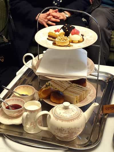 London: Royal Neighbourhood Walk & Luxury High Tea | GetYourGuide