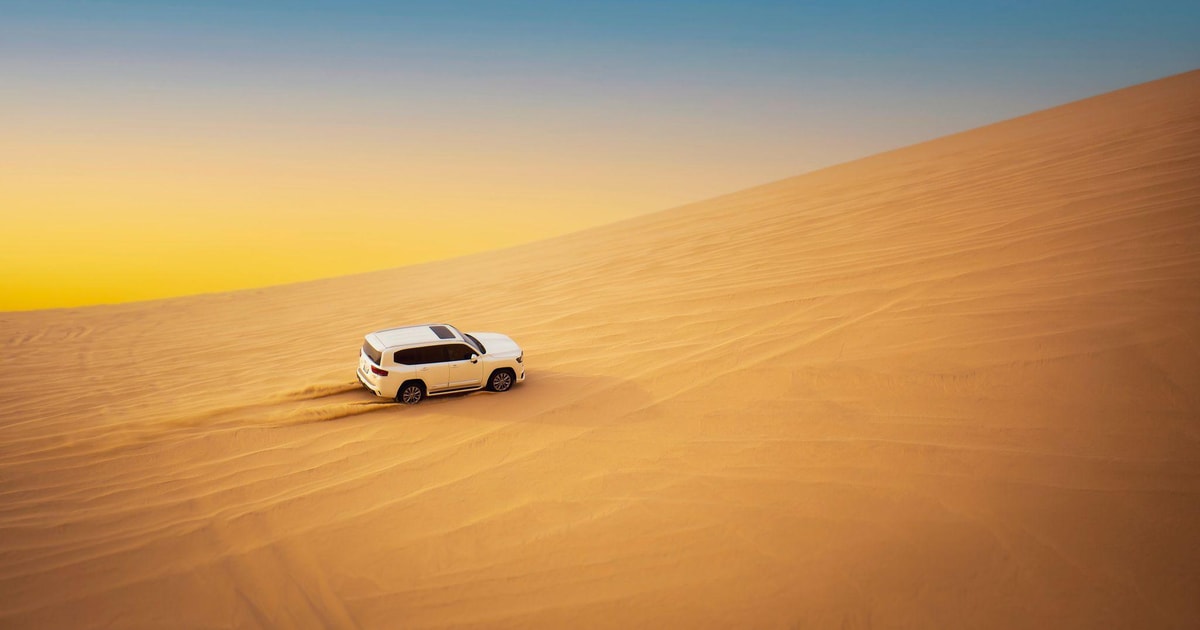 Доха: VIP частно сафари в пустинята, арабски костюм и езда на камила ...