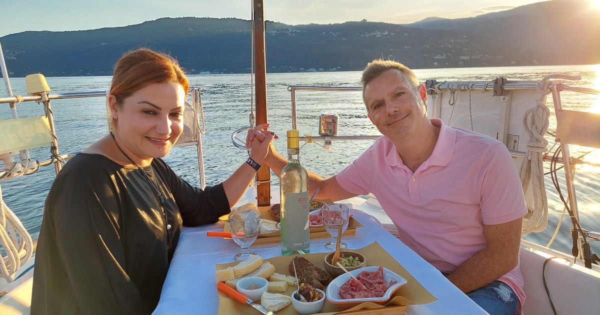 Aperitief bij zonsondergang op een zeilboot op het Lago Maggiore met ...