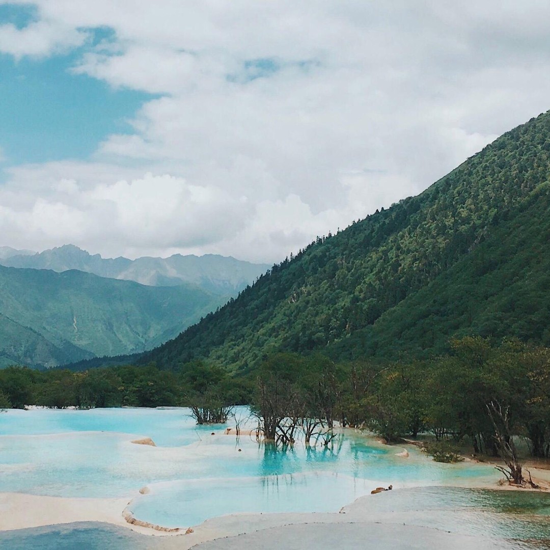 Huanglong Scenic Area: Entdecke die atemberaubenden Fünf-Farben-Teiche ...