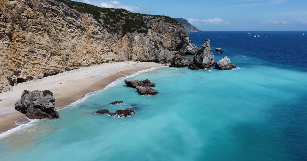 Sesimbra: Passeio de barco privado nas praias do Parque Natural da ...