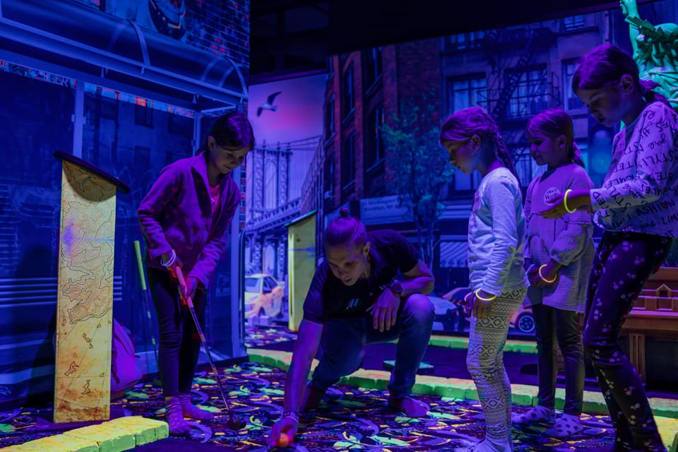 ¡Woop! Glow golf: Ciudad Btc de Liubliana | GetYourGuide