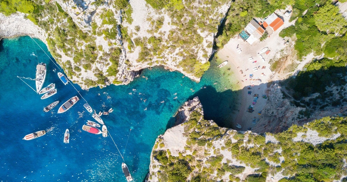 Desde Split: Excursión en lancha rápida por la Cueva Azul y las 6 Islas ...