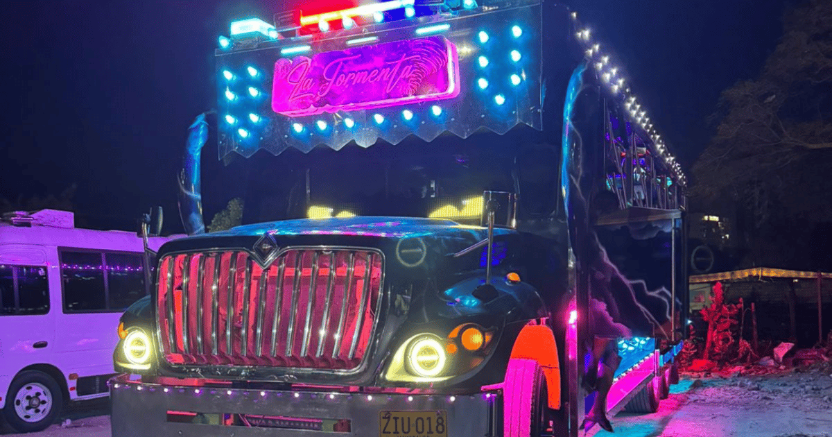 Santa Marta: Rumba en Chiva con animador a bordo y Espuma! | GetYourGuide