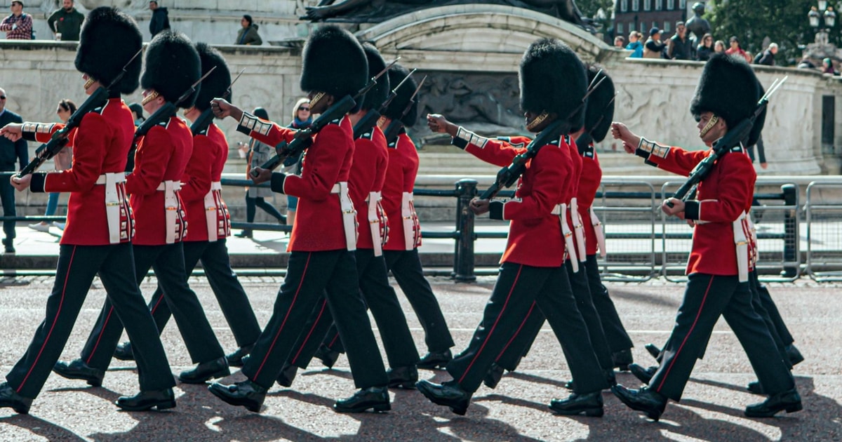 London: Guided Walking Tour & Changing of the Guard | GetYourGuide