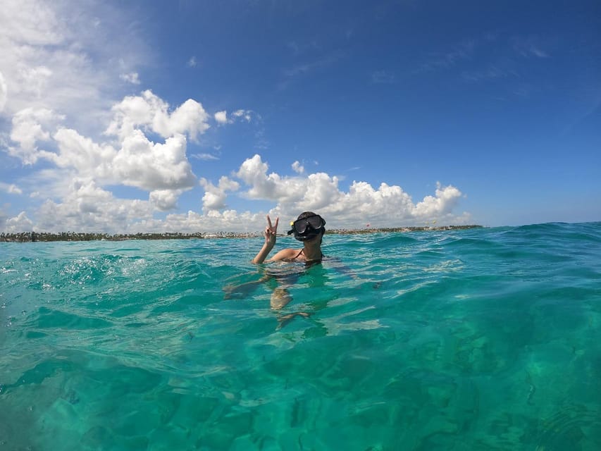 Punta Cana: Fiesta en catamarán con barra libre y aperitivos | GetYourGuide