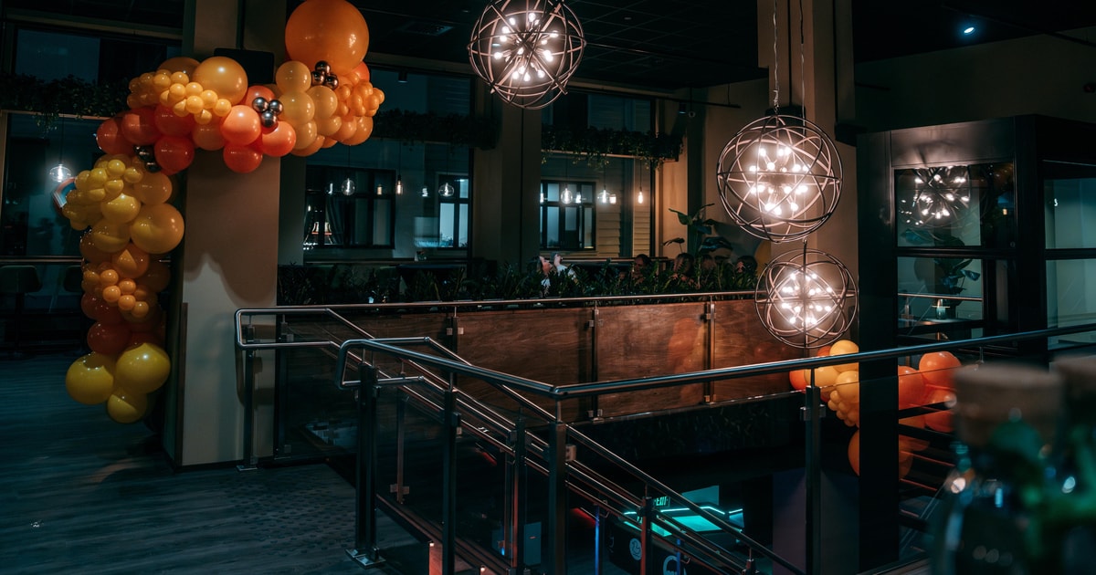 ¡Prueba el curling callejero en el Top Bergen Activity Bar! | GetYourGuide