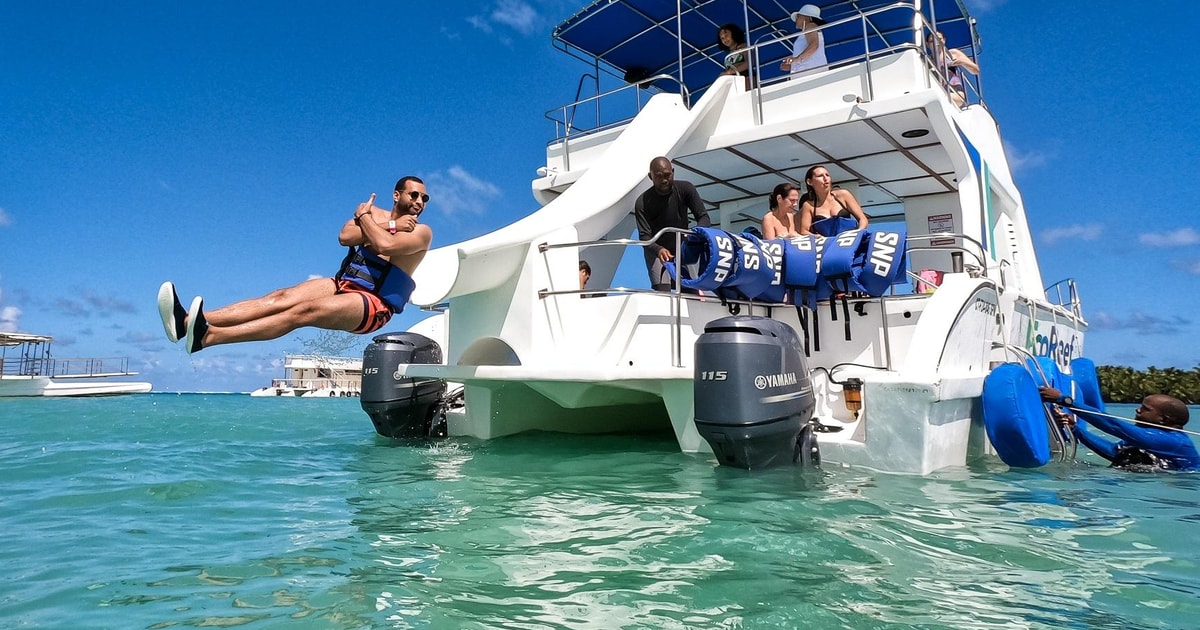 Catamaran party Boat con open bar y snorkeling en punta cana | GetYourGuide