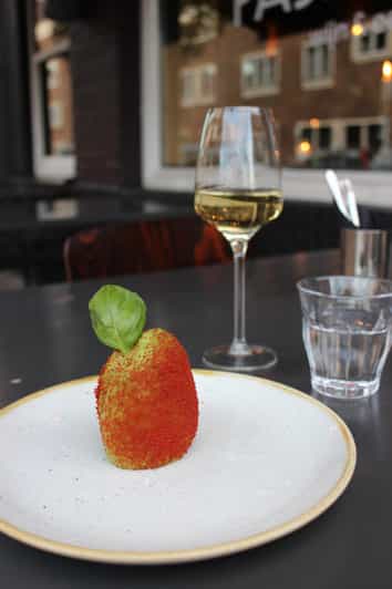 Amsterdam'da: Şarap barı Paskamer'de Yüksek Şarap, 3 tur | GetYourGuide