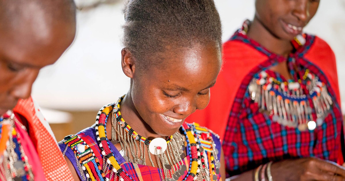 Nairobi: Giraffe Centre, Kobe Beads Factory, and Bomas Tour | GetYourGuide