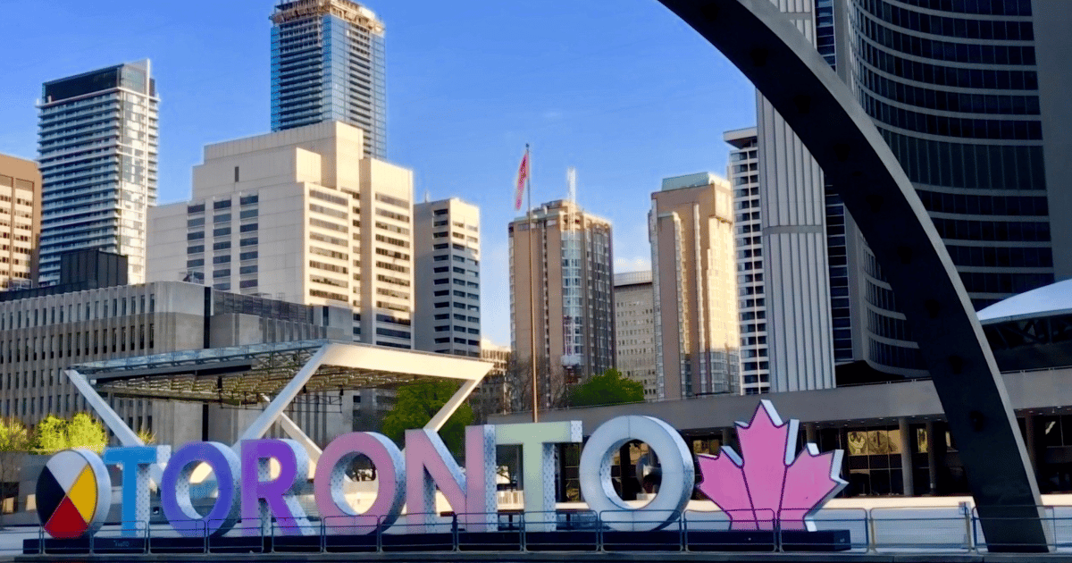 Toronto: Scenic City Tour with Guide and Photo Stop | GetYourGuide