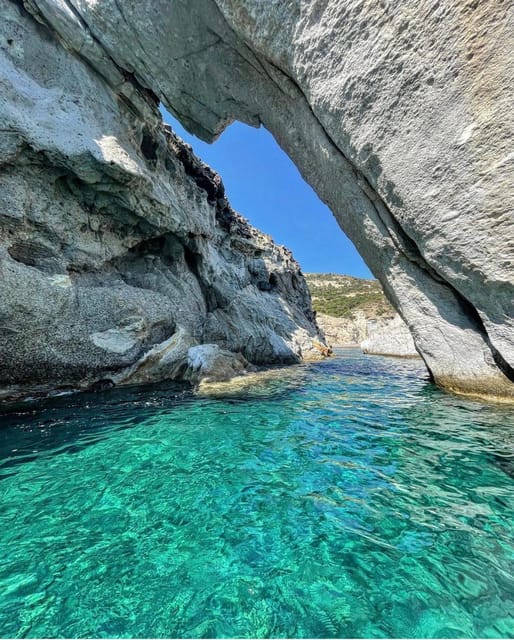 Krydstogt til Milos' sydlige strande fra Agia Kyriaki | GetYourGuide
