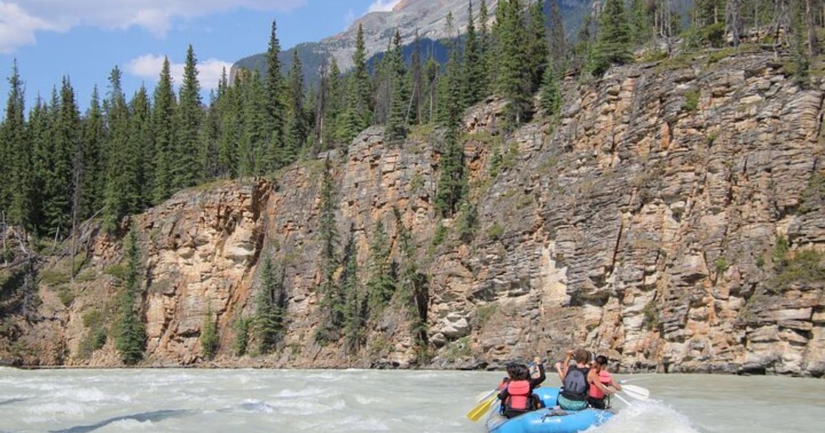 Jasper: Aventura de rafting no rio Athabasca Falls | GetYourGuide