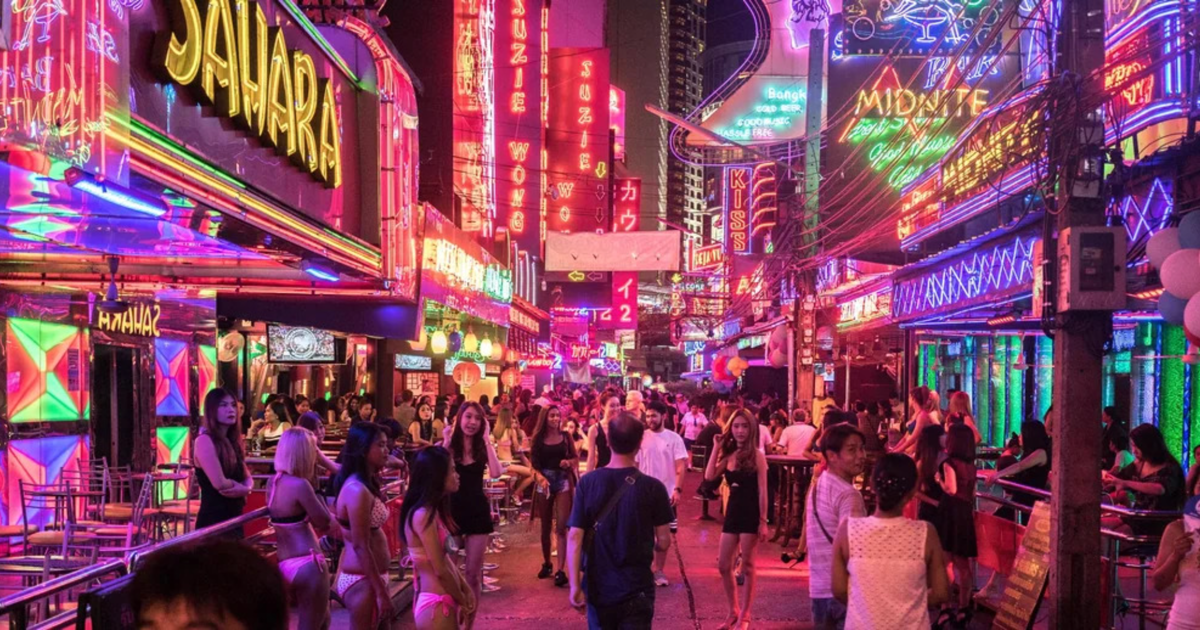 Bangkok: Soi Cowboy, Nana, Soi 11, tetti, club e go-go bar | GetYourGuide