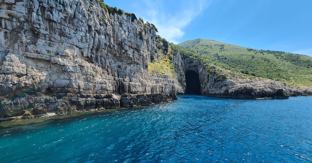 Tour in barca a Valona: Isola di Sazan, Grotta di Haxhi Ali e Karaburun ...