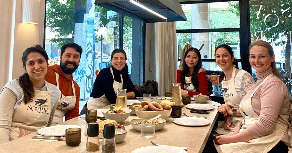 Athen: Traditionel madlavningskursus med drikkevarer | GetYourGuide