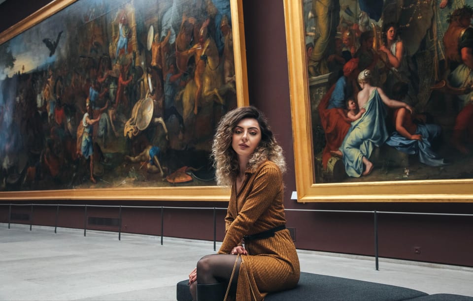Professional photoshoot around the Louvre with Tika.shanny | GetYourGuide