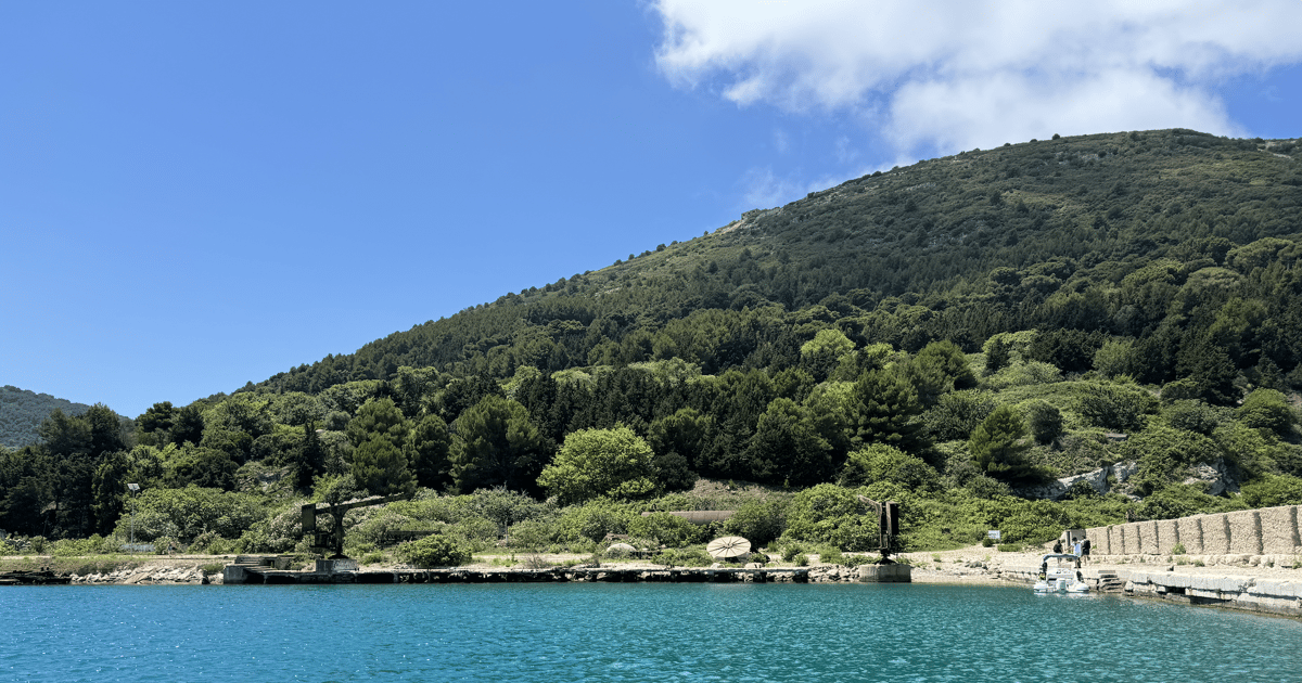 Besuche die Insel Sazan: Albaniens geheimnisvolles Küstenjuwel ...