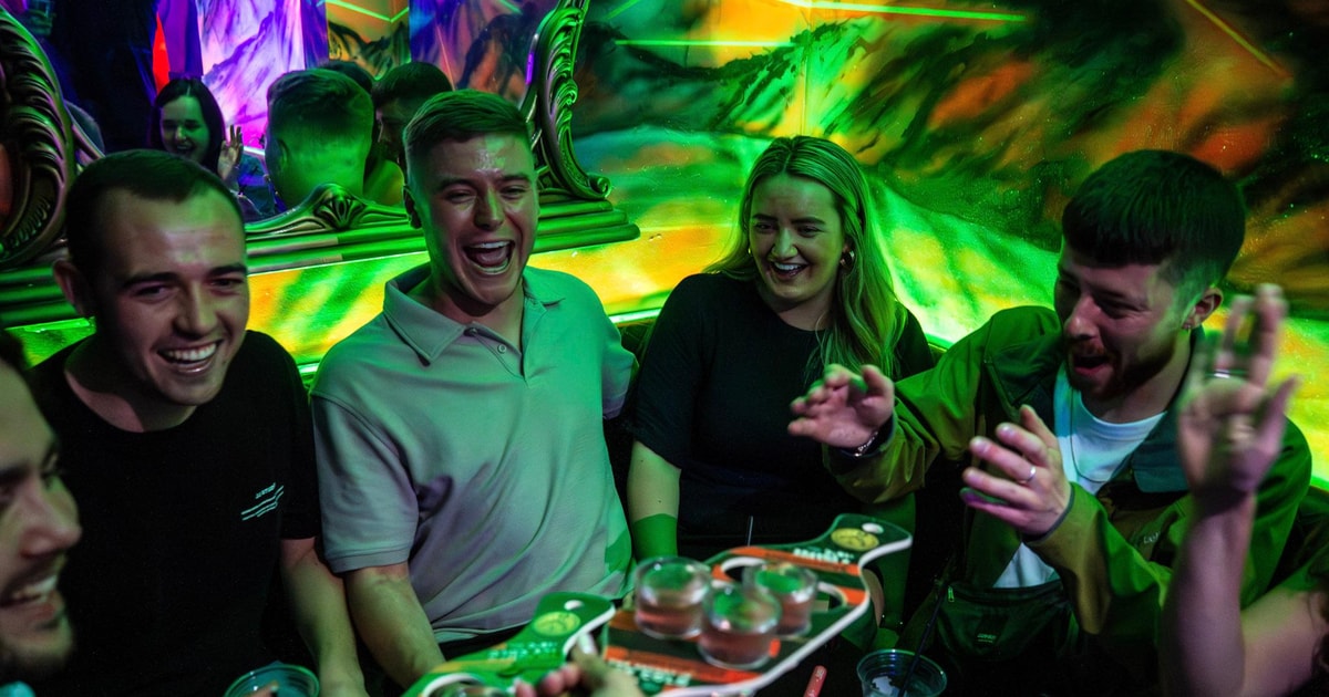 Budapest: Tipsy Tour Fun Bar Crawl mit einem ortskundigen Guide ...