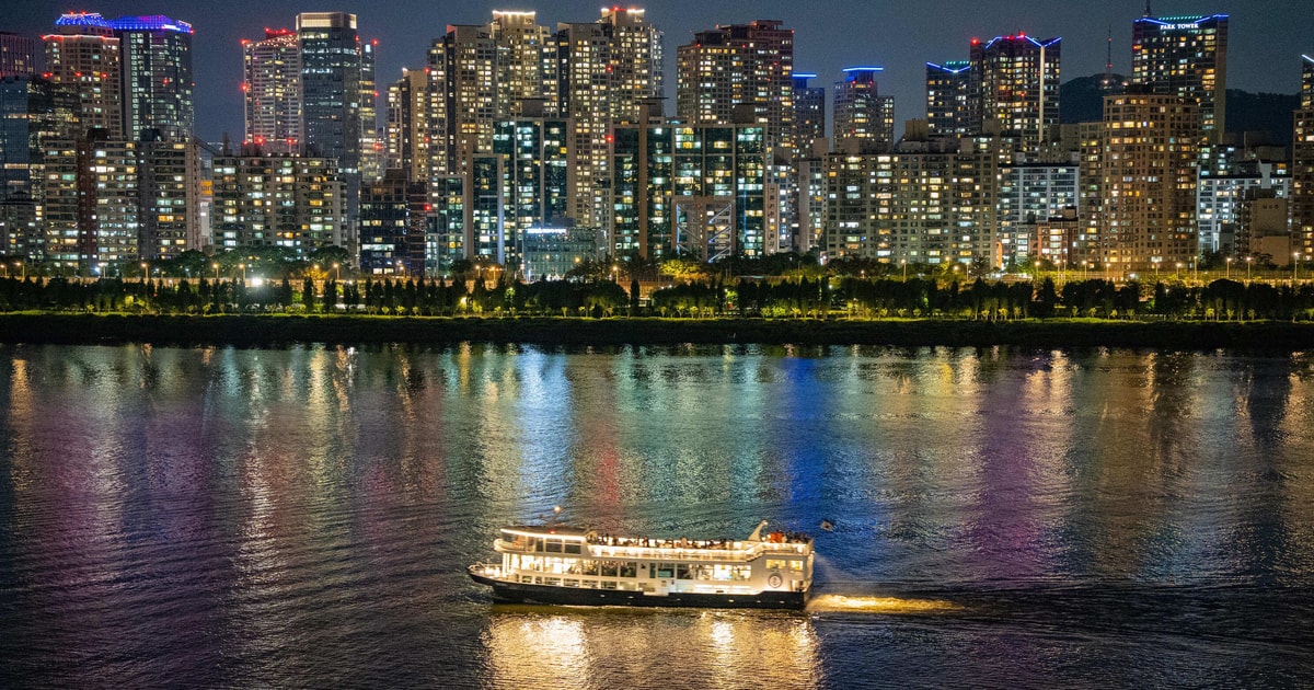 Seoul: Han River Guided Night Cruise and Hangang Park Picnic | GetYourGuide