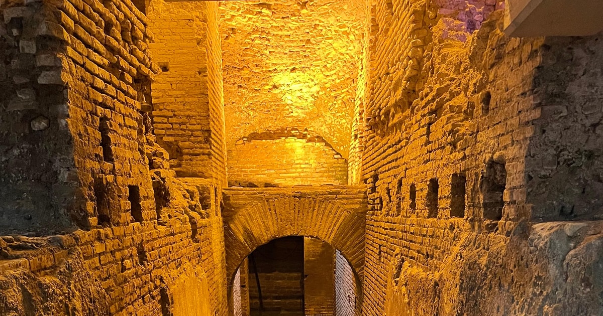 Rooma: Trevi Fountain Underground Guided Walking Tour: Trevi Fountain ...