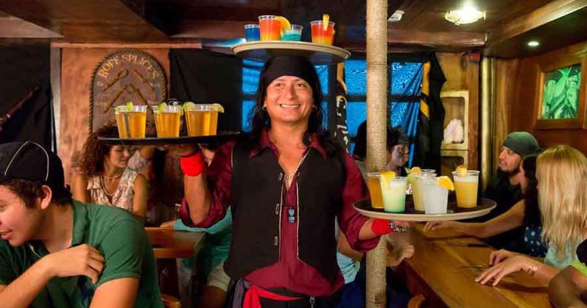 Cancun: Piratskibet Kaptajn Klo - middag til vands og til lands | GetYourGuide