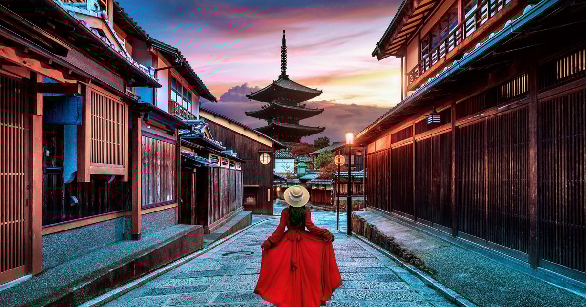 Kyoto photo tour : Experience the geisha district | GetYourGuide