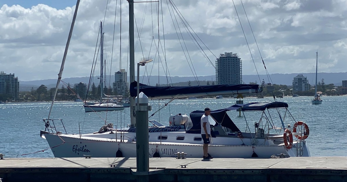 Guldkysten: Sunset Sailing Cruise inkl. mad og drikke | GetYourGuide