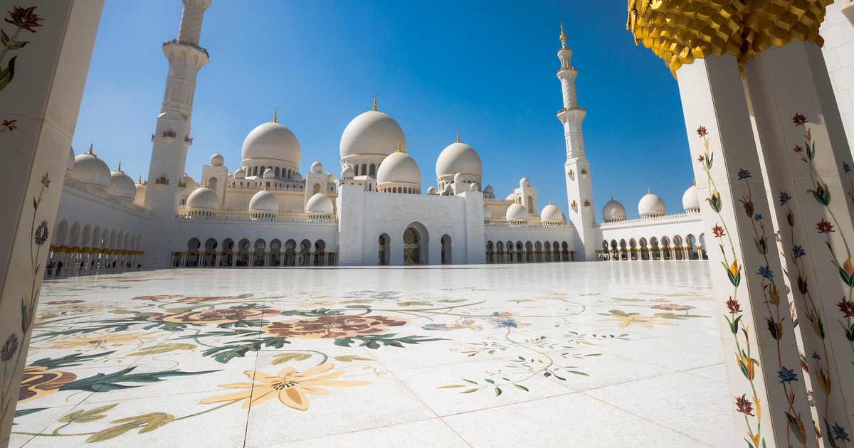 Viaggio a metà strada da Dubai alla Moschea dello Sceicco Zayed e ...
