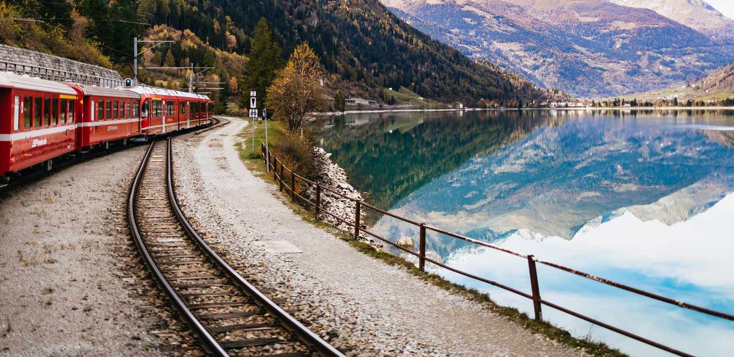 Von Mailand aus: Comer See-Kreuzfahrt, St. Moritz & Bernina Red Train
