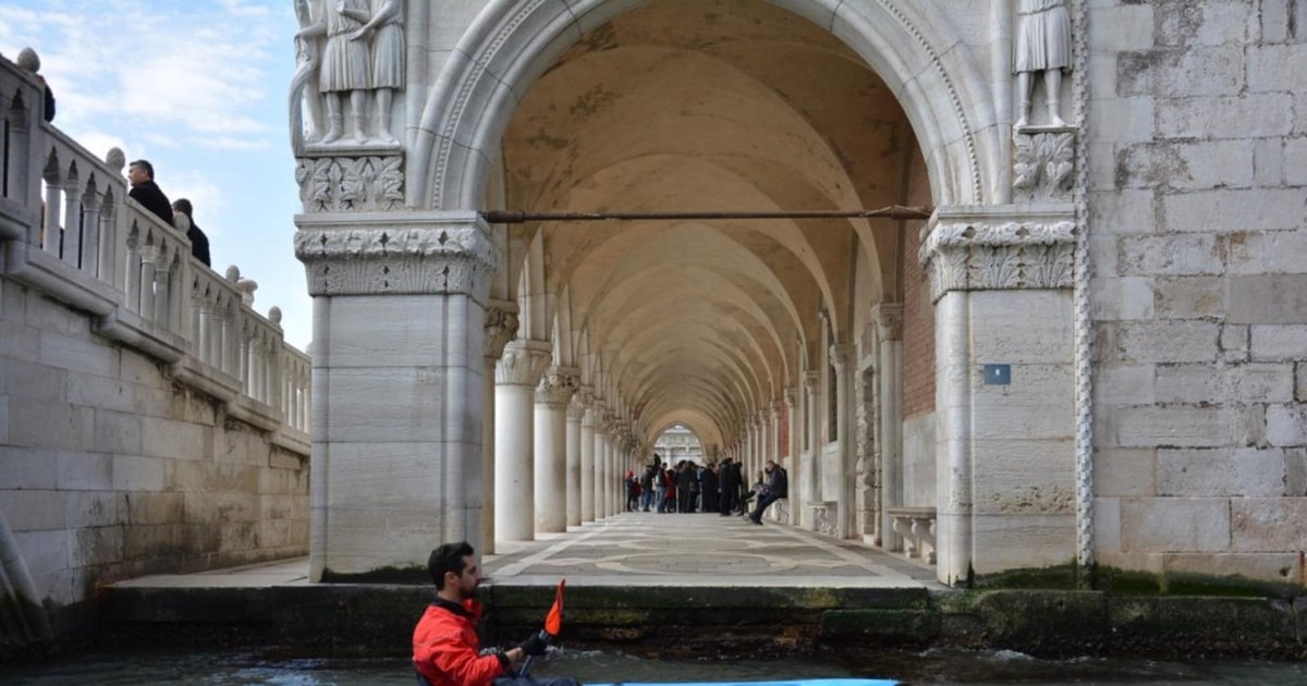Venezia: Tour rapido di Venezia in kayak da 60' con guida | GetYourGuide
