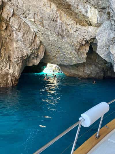Entdecke die Insel Capri auf einem offenen 750er Boot von Fratelli ...