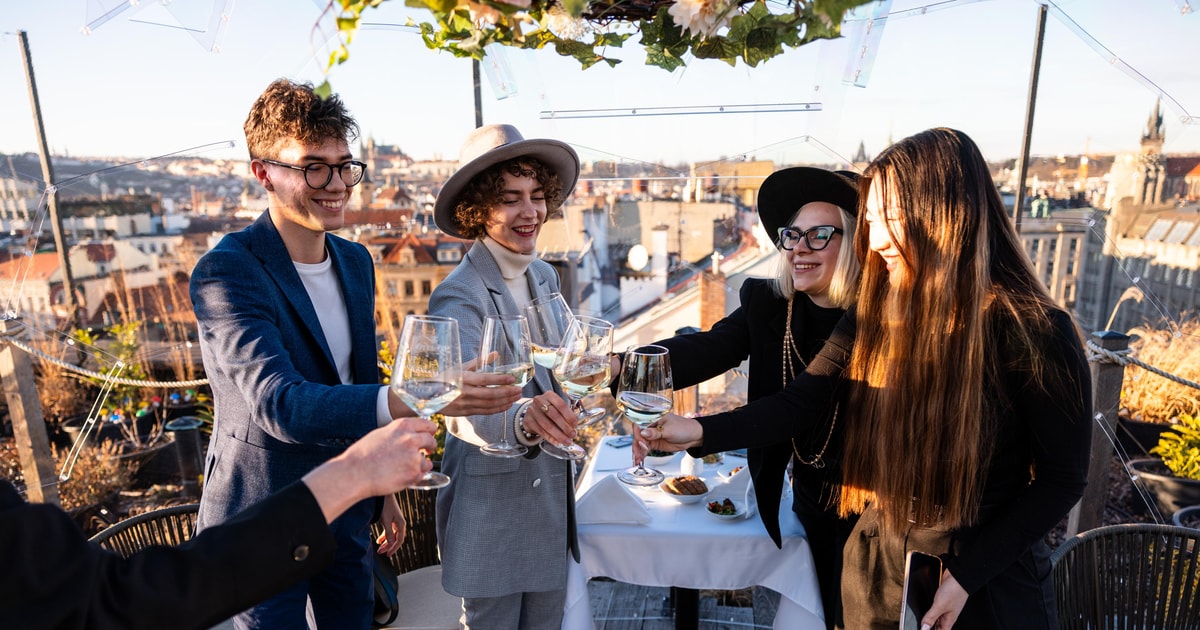 Praag: Sky Bar Aperitivo Menu met drankje & panoramisch uitzicht ...