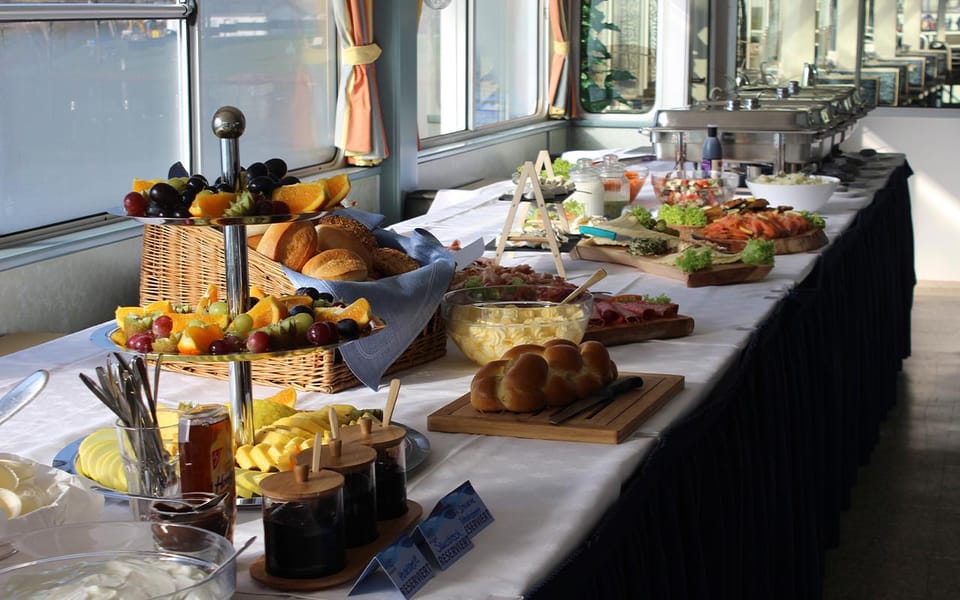 Biggesee: Tour en barco con buffet de pasteles todo incluido | GetYourGuide