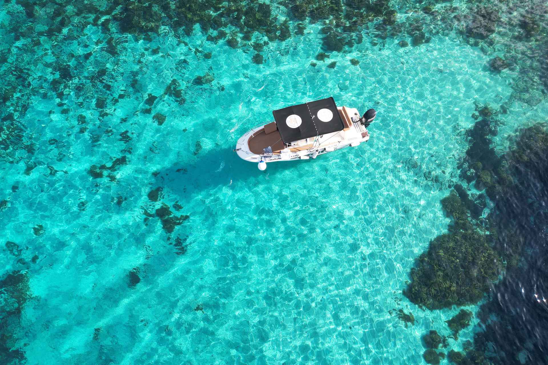 プライベートボートツアー：コミノ島のブルーラグーンとクリスタルラグーンを探検しよう | Guide to Europe