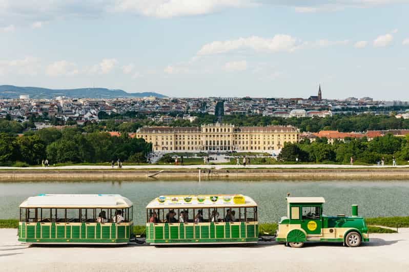 Vienna: treno panoramico per il Castello di Schönbrunn | GetYourGuide