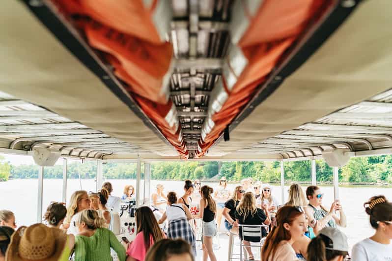Nashville: Ponton Party Cruise met een kapitein | GetYourGuide