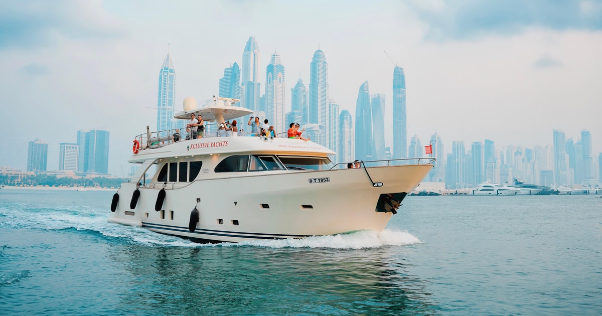 Tour in barca della Marina di Dubai: Ruota di Ain, JBR e porto in 1 ora | GetYourGuide