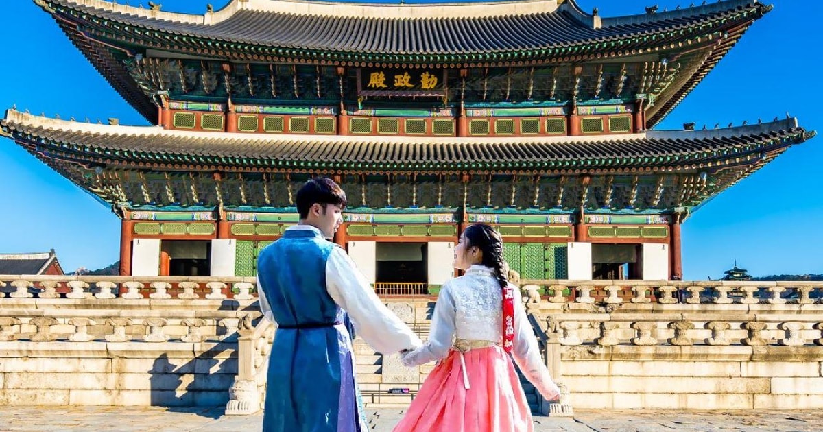 Seoul: Gyeongbok-gung Walking tour with coin lunchbox | GetYourGuide