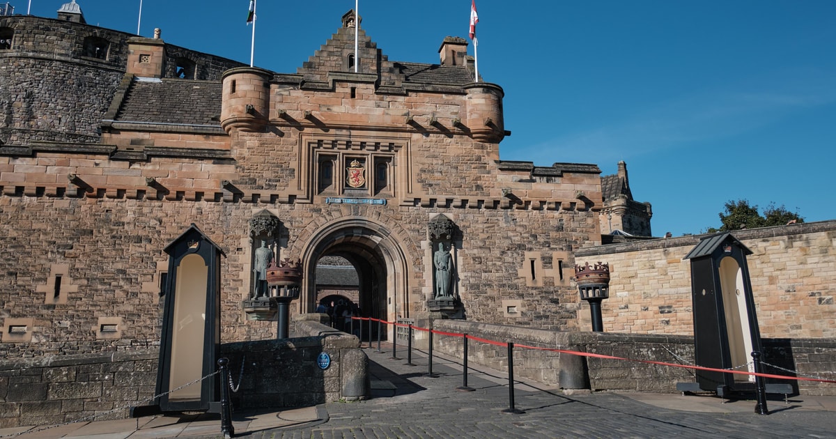 Edinburgh: Guidad tur på slottet och biljett till Holyrood Palace ...