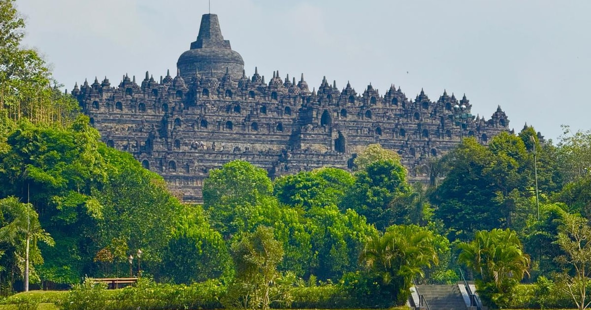 Αναρρίχηση στο Μπορομπουντούρ με δείπνο στο Manohara Resto | GetYourGuide