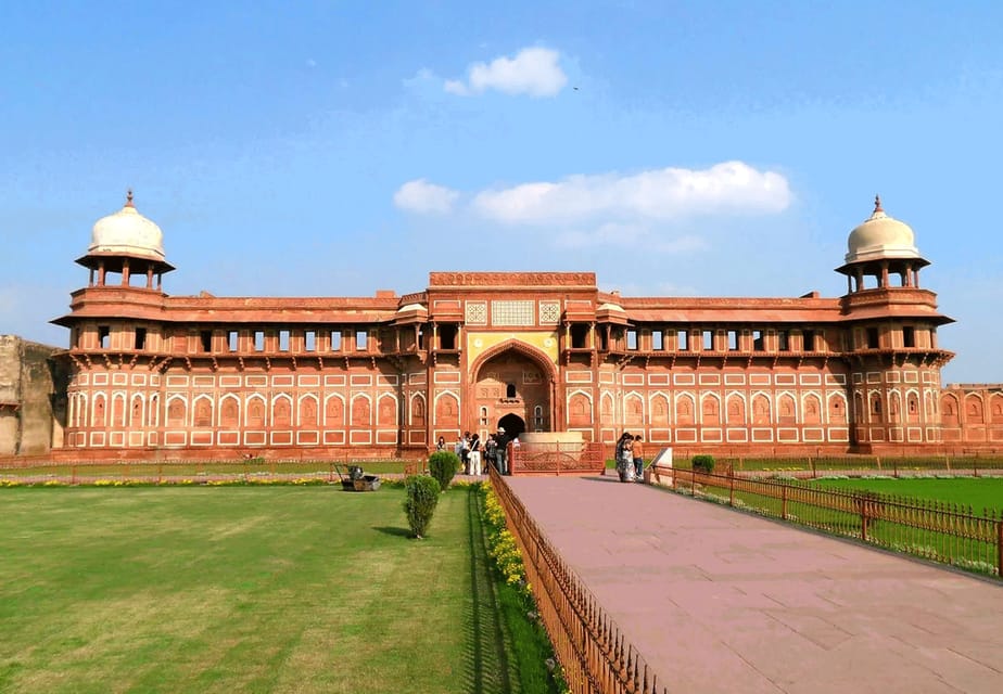 Tour privato guidato del Taj Mahal da Delhi con biglietti | GetYourGuide